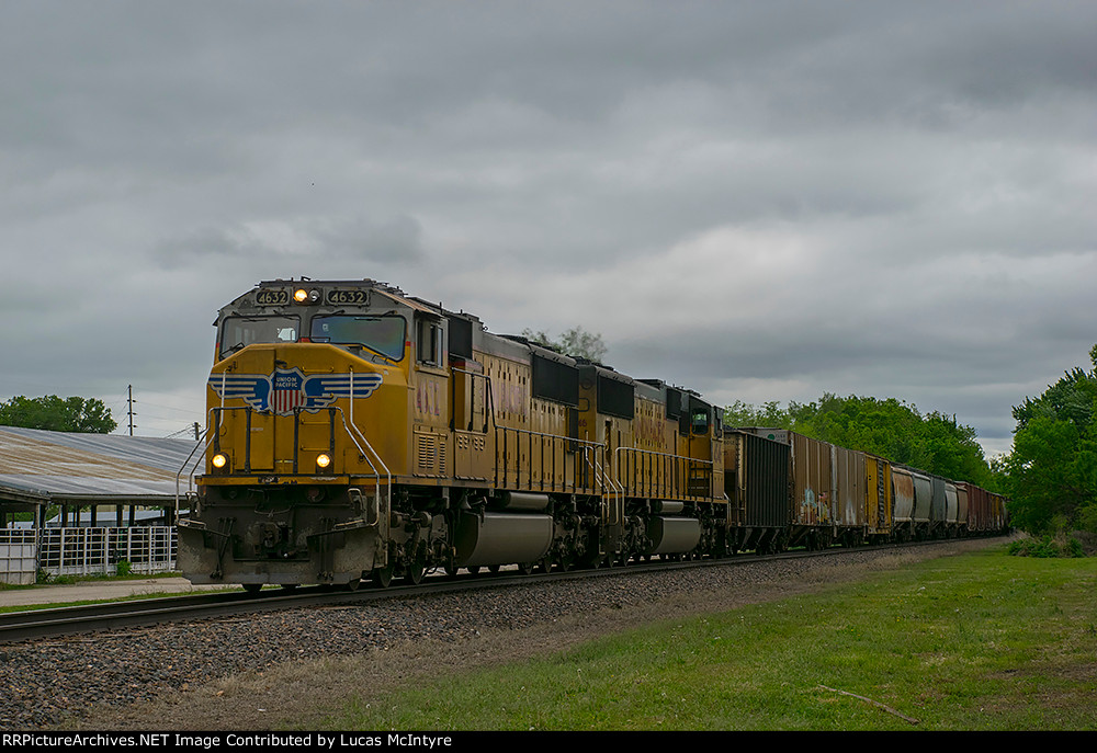 UP 4632 eastbound UP manifest train